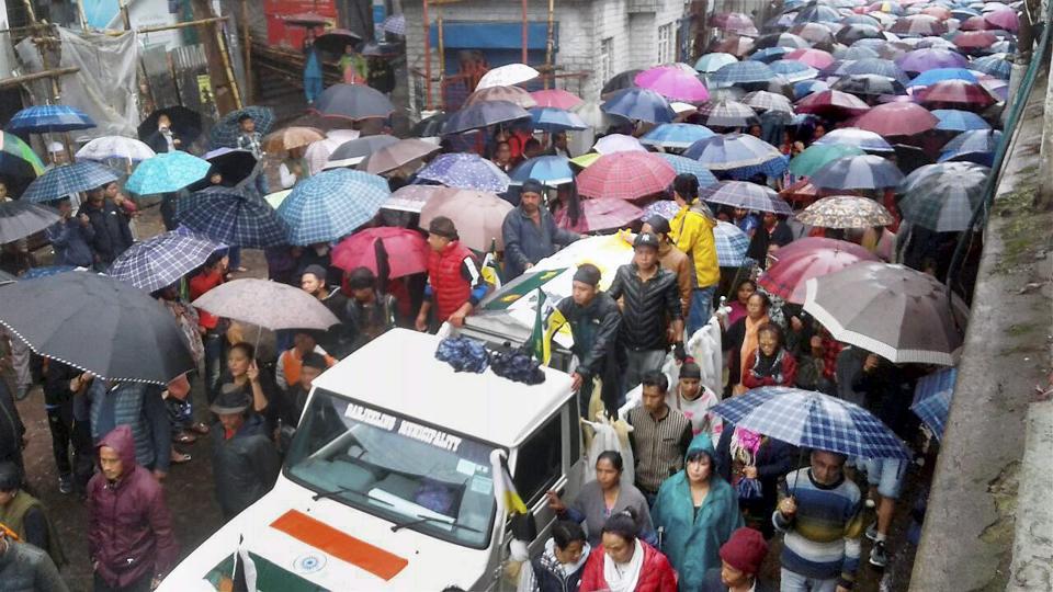 Fresh violence, arson in Darjeeling amid funeral march of 3 Gorkhaland ...