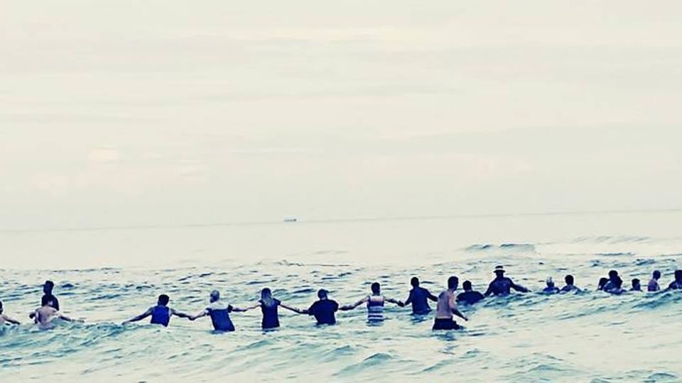 70 people form human chain to save the lives of drowning people in a ...