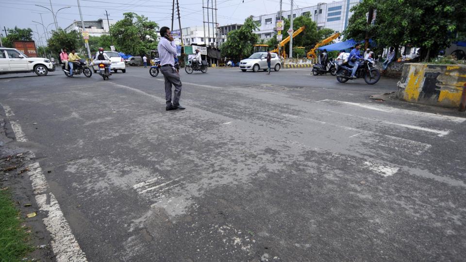 Noida authority to start painting road marks to smoothen traffic flow ...