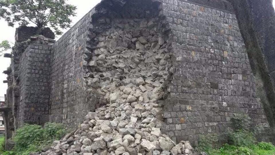 Pune’s mighty Chakan fort collapses due to shoddy repair work ...