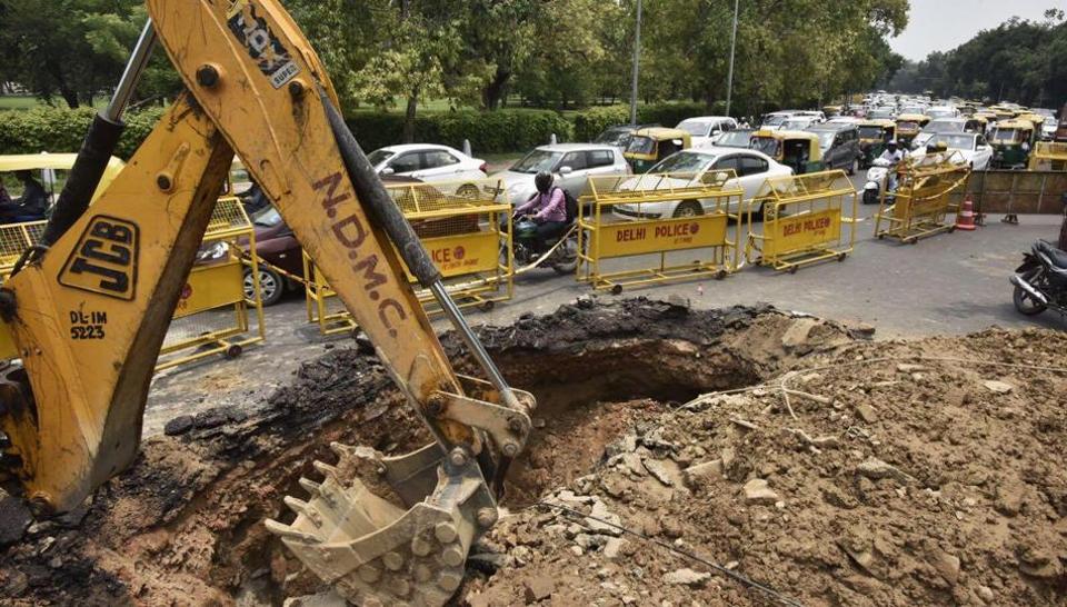Road cave-in at India Gate hits traffic, abrupt Delhi metro stops add ...