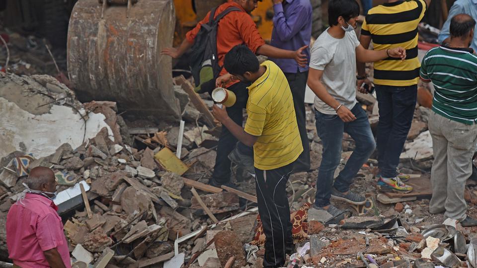Mumbai building collapse: How neighbours comforted Ghatkopar residents ...