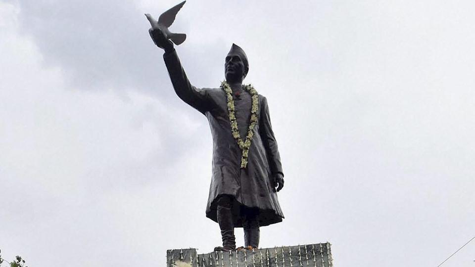 Rescue Nehru from his descendants, writes Ramachandra Guha - Hindustan ...