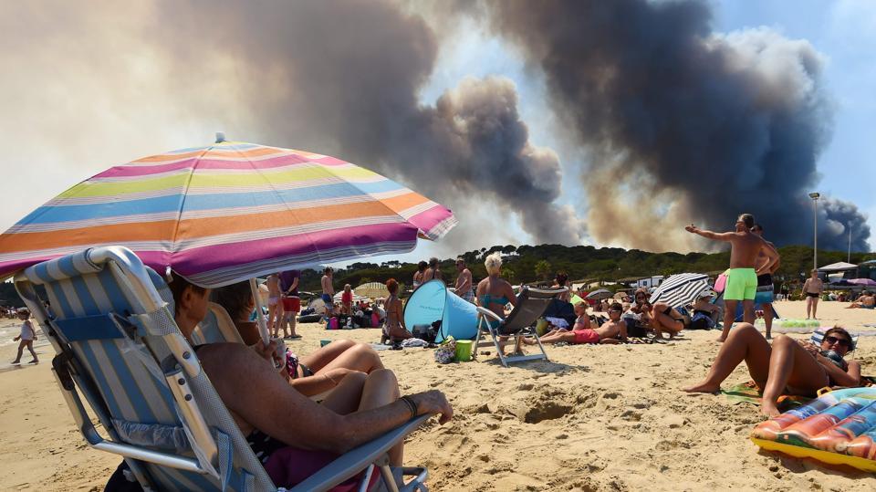 Photos: Deadly forest fires ravage France’s Mediterranean coast ...