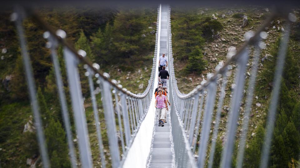 Switzerland opens the world’s longest pedestrian suspension bridge. See ...
