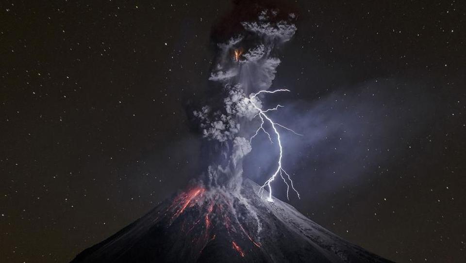 Nature’s wrath: Erupting volcano hit by lightning captured on camera ...