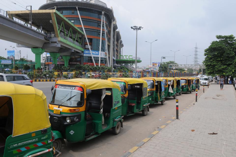 Illegal autorickshaw stand outside Gurgaon’s Huda City Centre junction ...