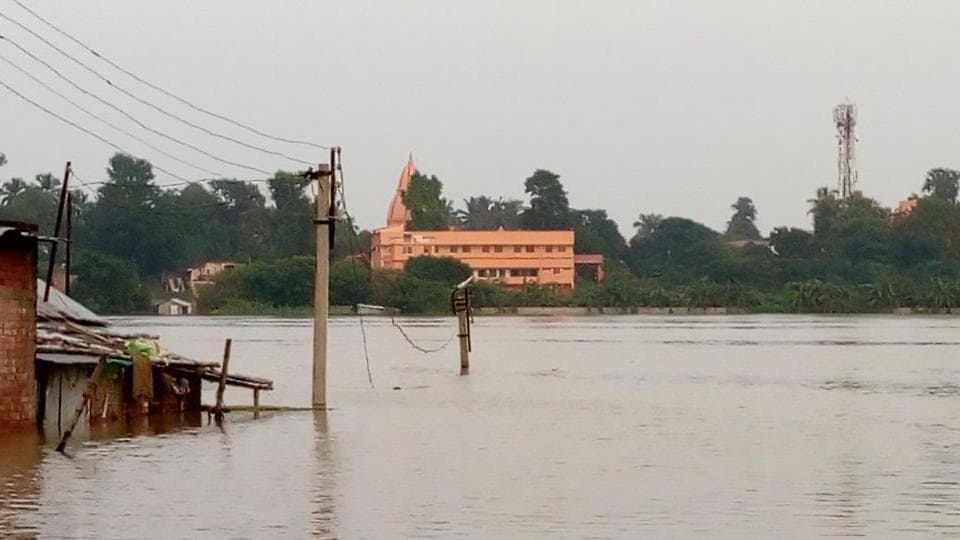 Bengal floods: Lakhs affected, shortage of relief material leads to ...