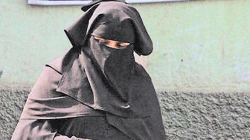 Love under burqa: Runaway girl covers up to hide from mom, creates ...