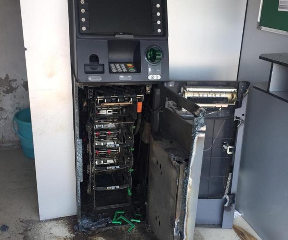 Thieves cut open ATM, flee with Rs1.6 lakh in Kotkapura | Hindustan Times