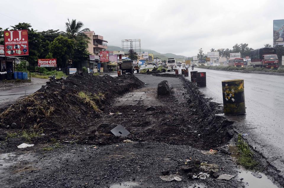 Negligent driving claims maximum lives on e-ways: Pune Highway safety ...