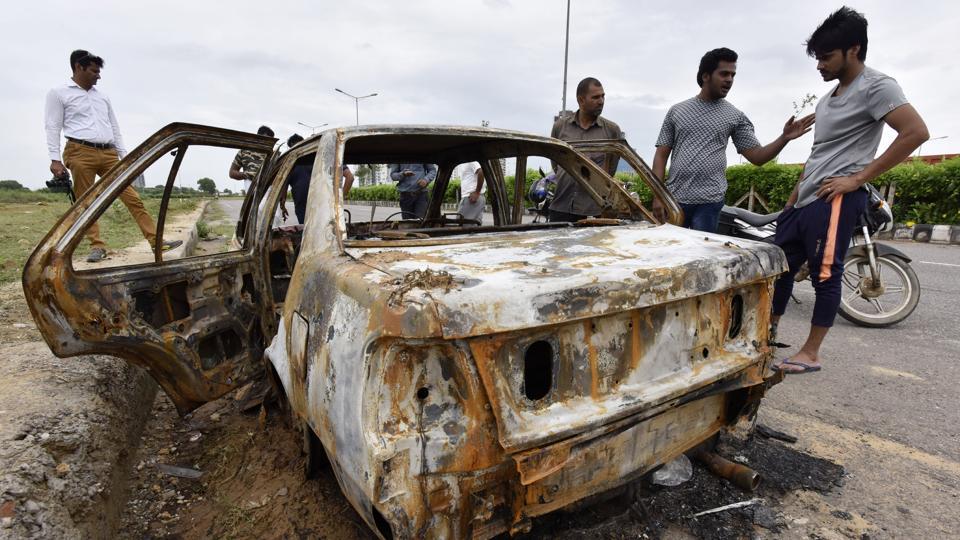 Gurgaon: CNG car catches fire in Sector 60, 3 dead | Hindustan Times