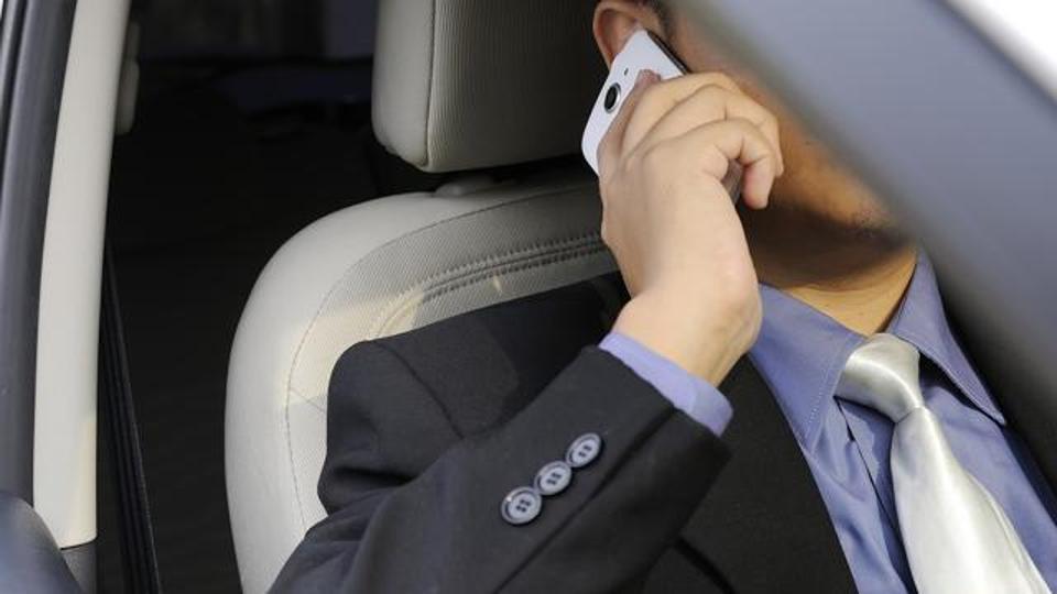 Alarming number of drivers ignore safety and pay attention to ringing ...