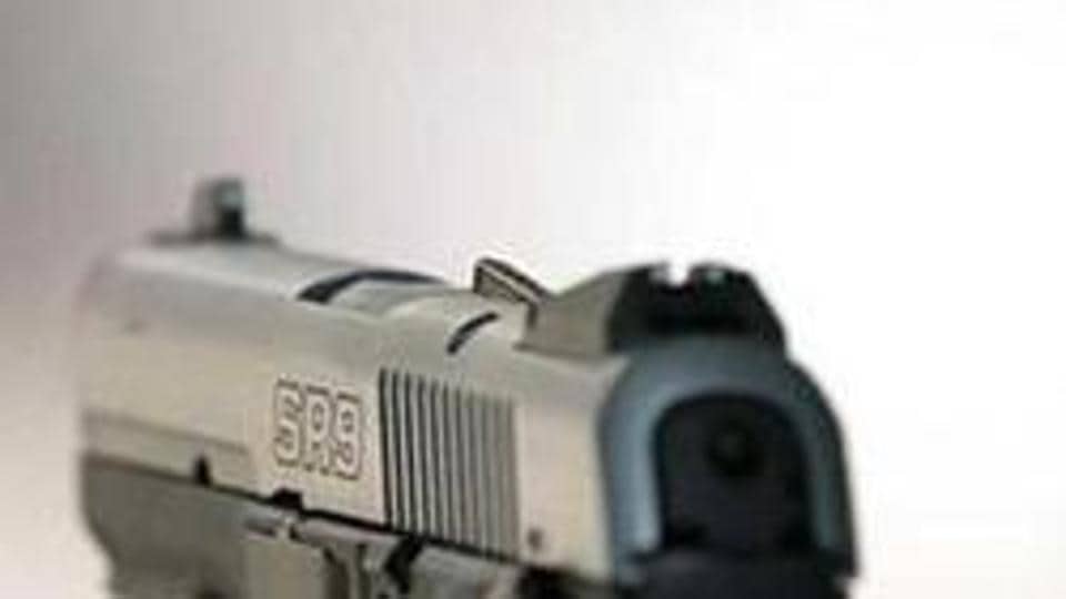 Depressed Delhi police sub-inspector kills self with service pistol ...