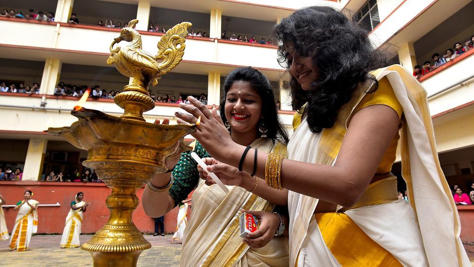 Students of SIES college get all decked up to celebrate Onam ...