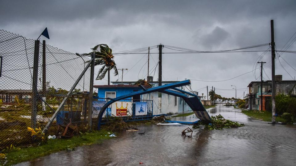 Eye of Hurricane Irma hits Florida Keys, citizens brace up | World News ...
