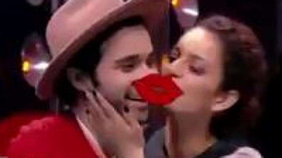 Impressed Kangana Ranaut kisses Crockroaxz Raghav Juyal on Dance+ ...