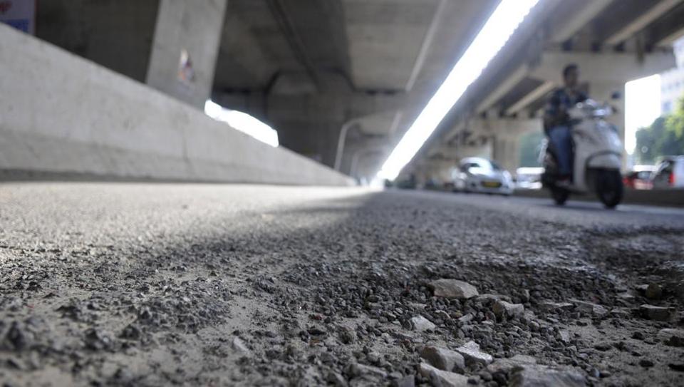 NGT ban on hot mix plants delays road repair works in Noida | Hindustan ...