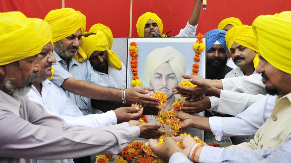 PHOTOS: People pay tribute to Shaheed Bhagat Singh on his 110th birth ...