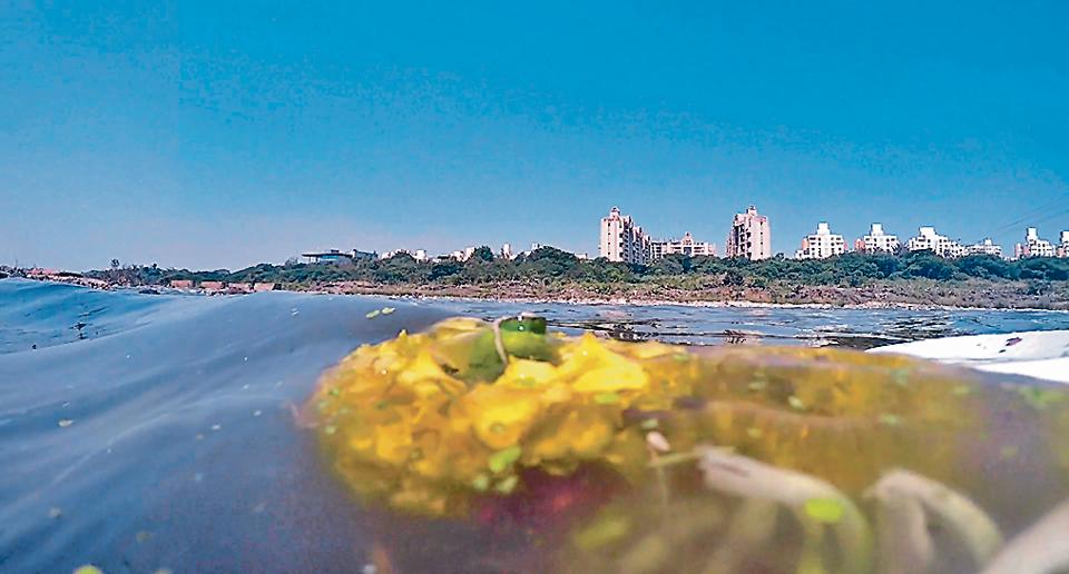 ‘Not so clean’ side of Pune’s Mutha river through Deutsche lens ...