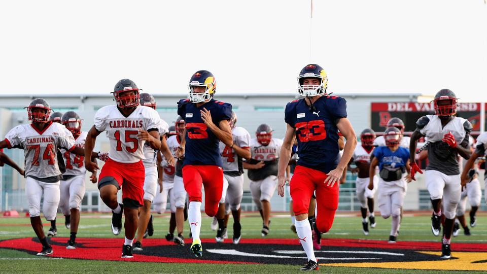 F1 drivers Max Verstappen, Daniel Ricciardo try out American football ...