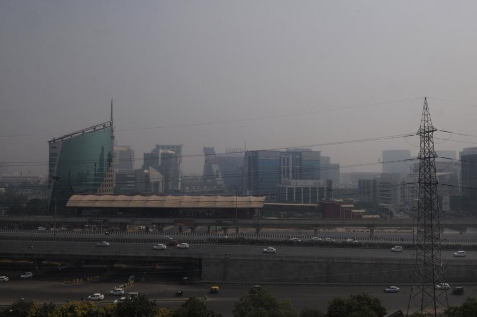 Smog shrouds Gurgaon as mercury dips, visibility drops | Hindustan Times