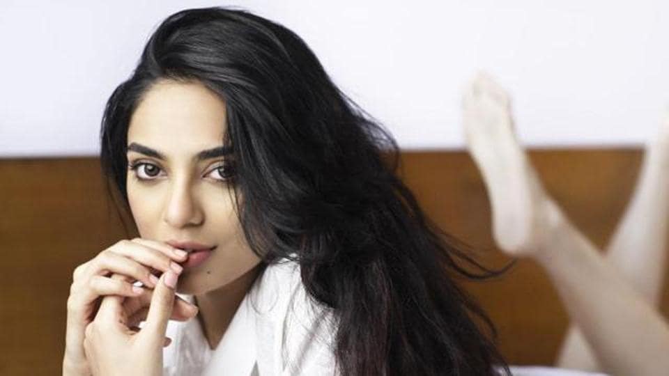 Sobhita Dhulipala Spent Over 20 Hours A Day Shooting In Mumbais Red
