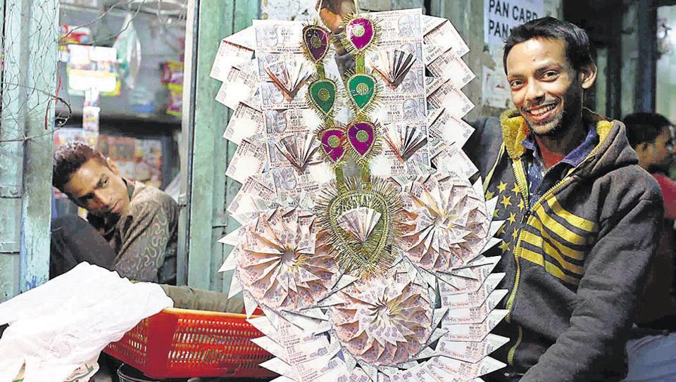 Delhiwale: Making garland out of banknotes at Chitli Qabar Chowk ...
