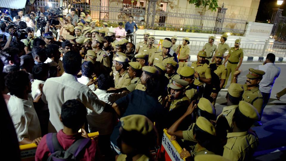 Income Tax Officials Raid 33 Places In Tamil Nadu Latest News India income-tax-officials-raid-33-places-in-tamil-nadu-latest-news-india