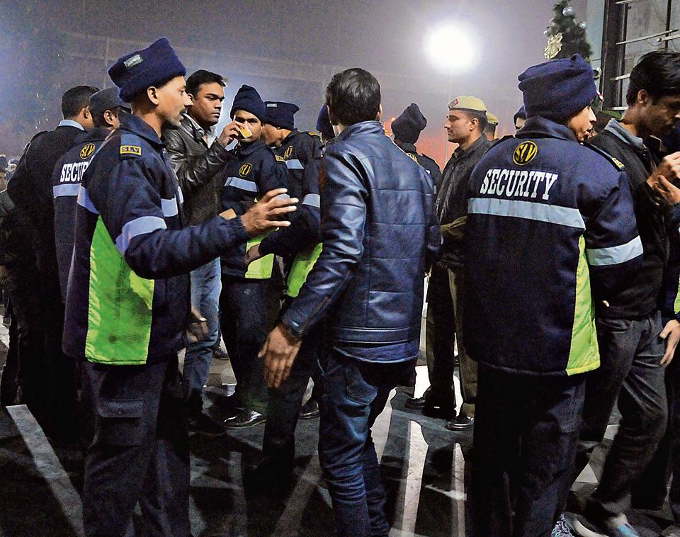 Gurgaon police wield baton to rein in hooligans | Hindustan Times