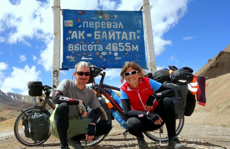 German couple on world cycle tour reaches Varanasi | Hindustan Times