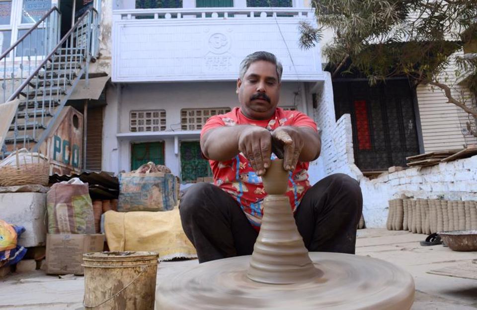 UP’s traditional potter takes e-way to entrepreneurship | Hindustan Times