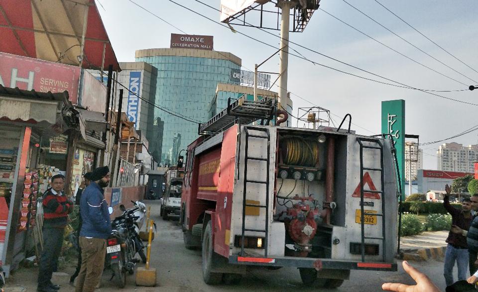 Gurgaon: Fire breaks out at bar on Sohna Road, no one hurt | Hindustan ...