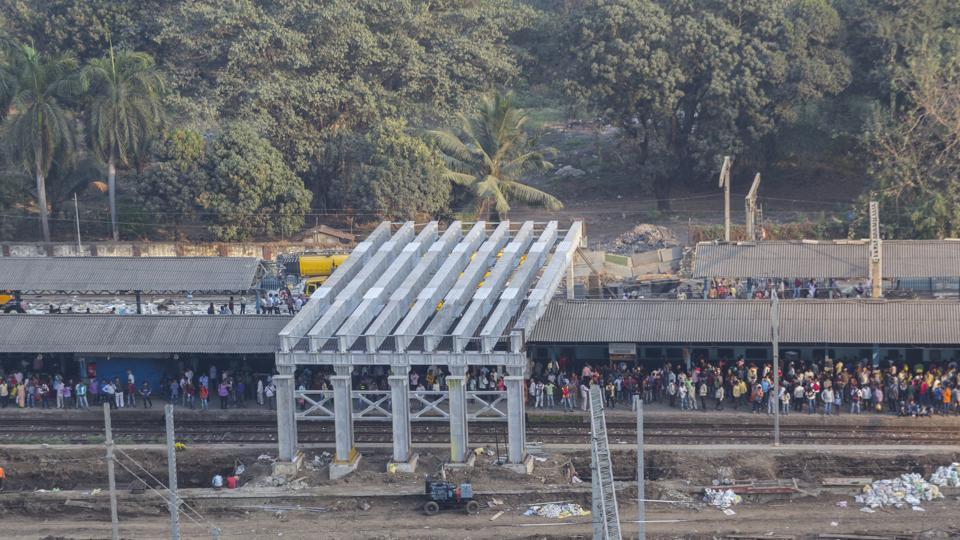 CR mega block: trains delayed, overcrowded, say commuters | Mumbai news