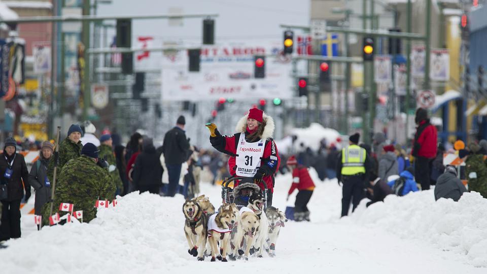 Fans cheer as world’s most famous sled dog race kicks off in Alaska ...