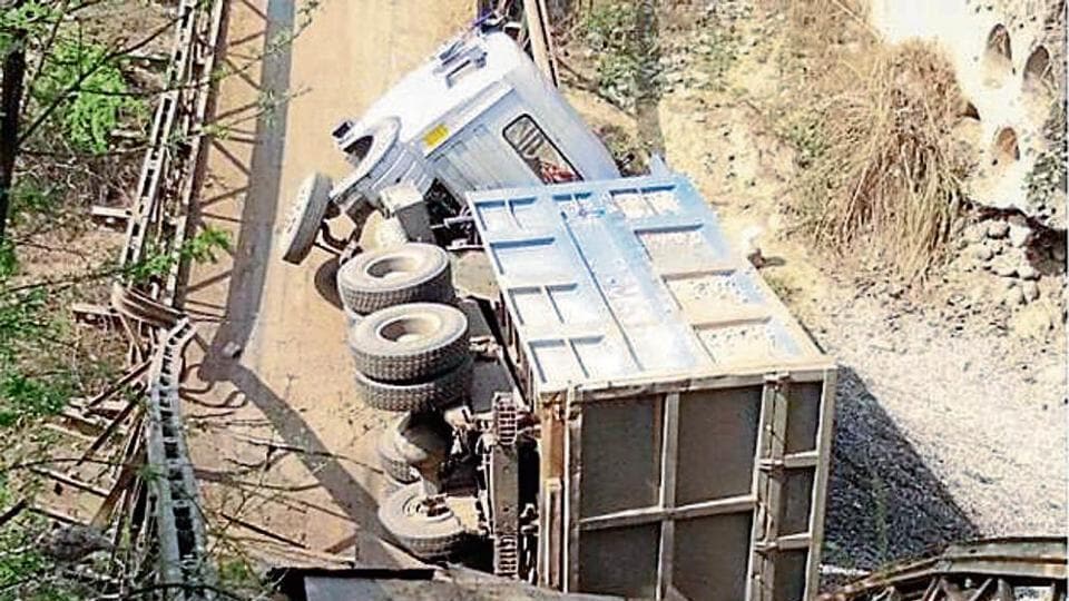 Truck falls into drain along India-Pakistan border as bridge collapses ...