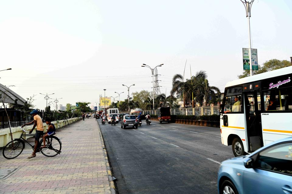 Pedestrians to get four foot overbridges on Thane-Belapur road | Mumbai ...