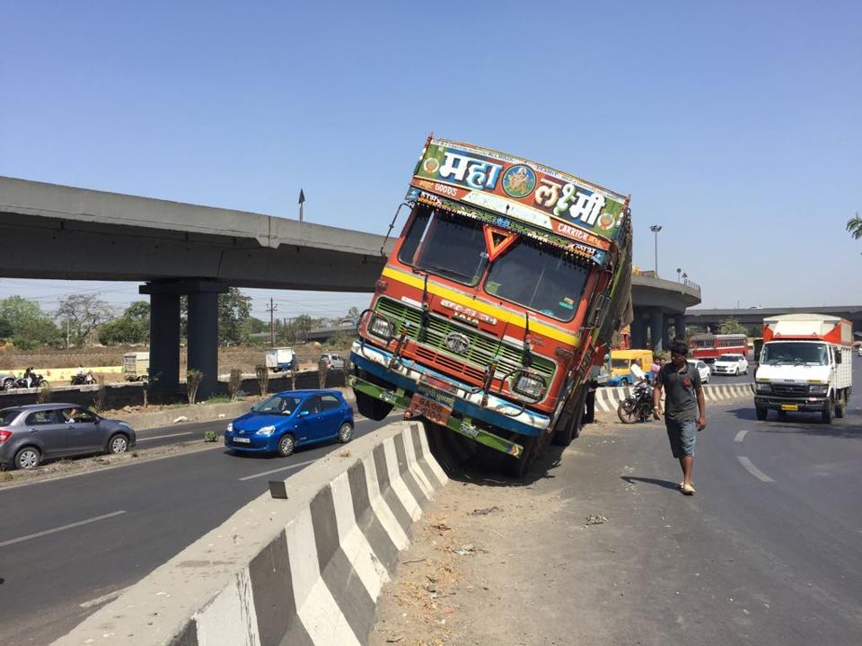 Truck rams into divider at Turbhe in Navi Mumbai | Mumbai news