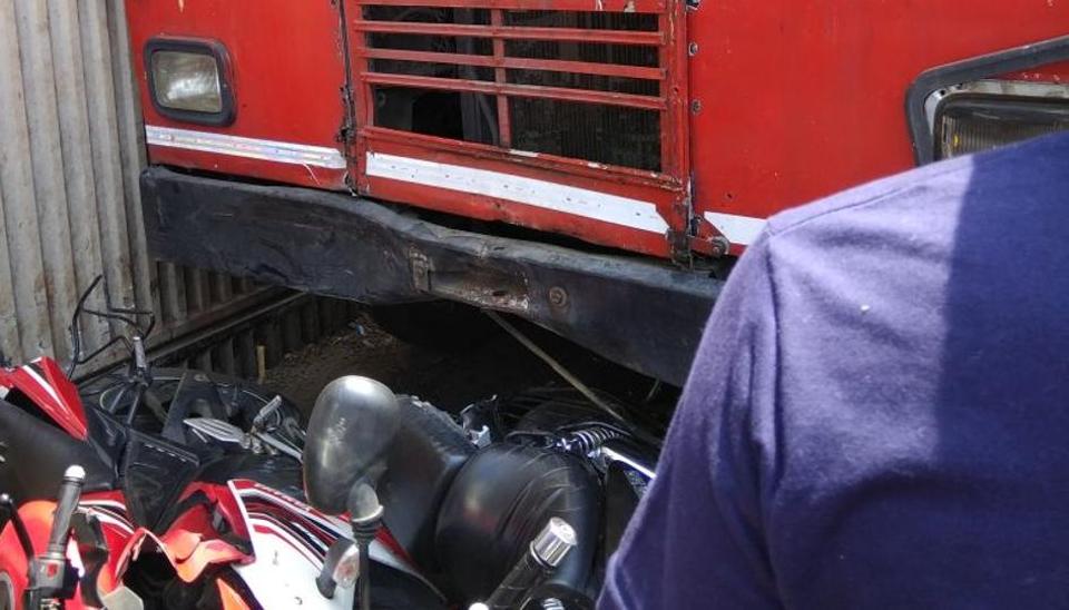 Three injured after PMPML bus break malfunctions, rams into four bikes | Hindustan Times