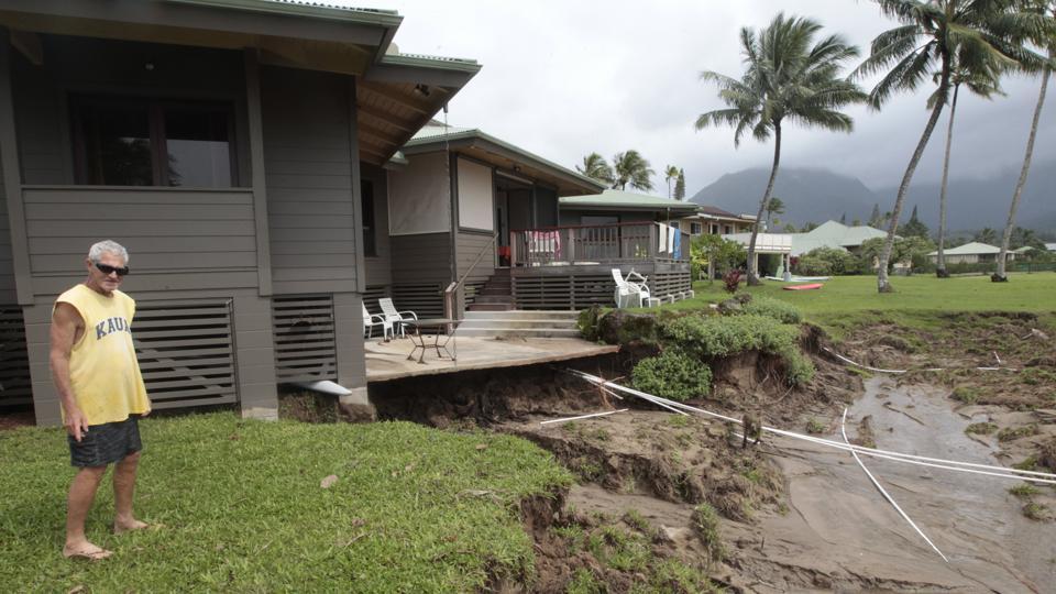 Rescue crews airlift hundreds stranded after Hawaii storm | World News