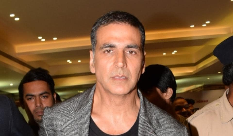 Akshay Kumar meets his Marathi teacher on Maharashtra Day, shares pic ...