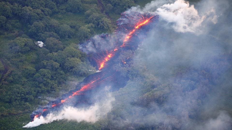Massive new fissure opens on Hawaiian volcano; some residents defy ...