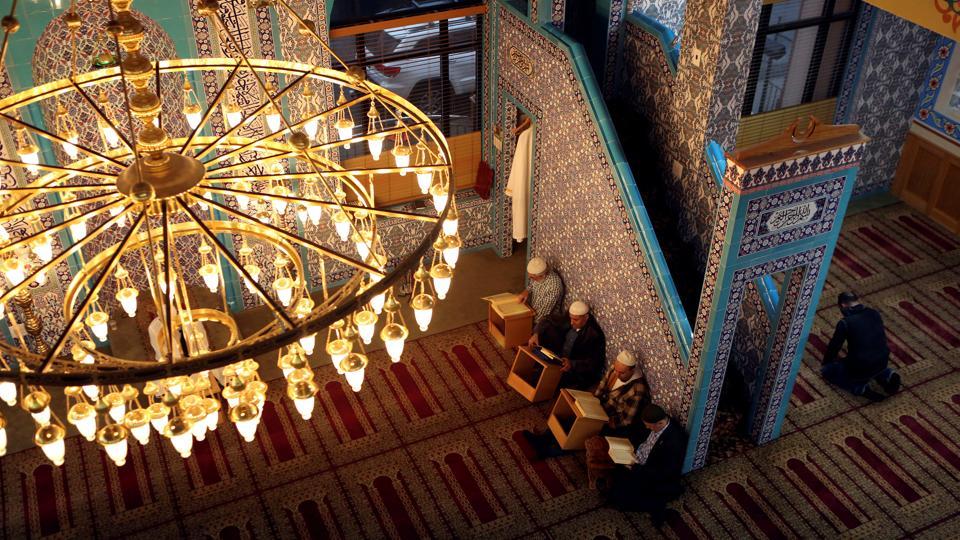 Photos: Fasts and feasts on the first day of Ramzan around the world ...