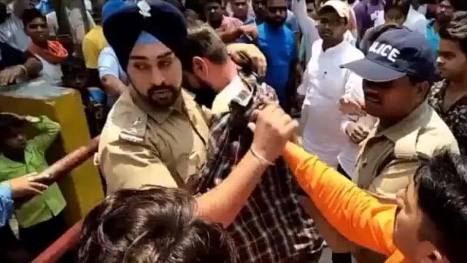 Sikh cop saves Muslim youth from angry mob in Uttarakhand - Hindustan Times