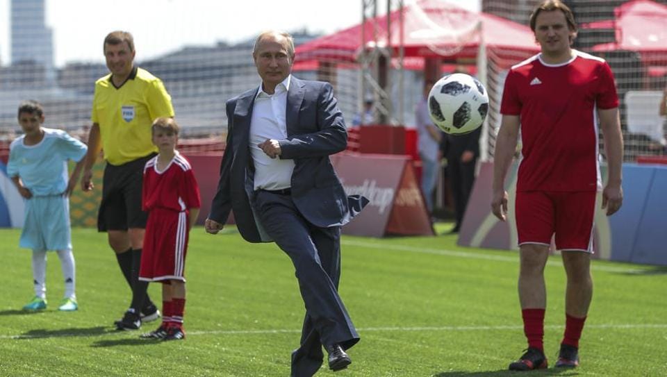 FIFA World Cup: Vladimir Putin shows neat footwork | Hindustan Times