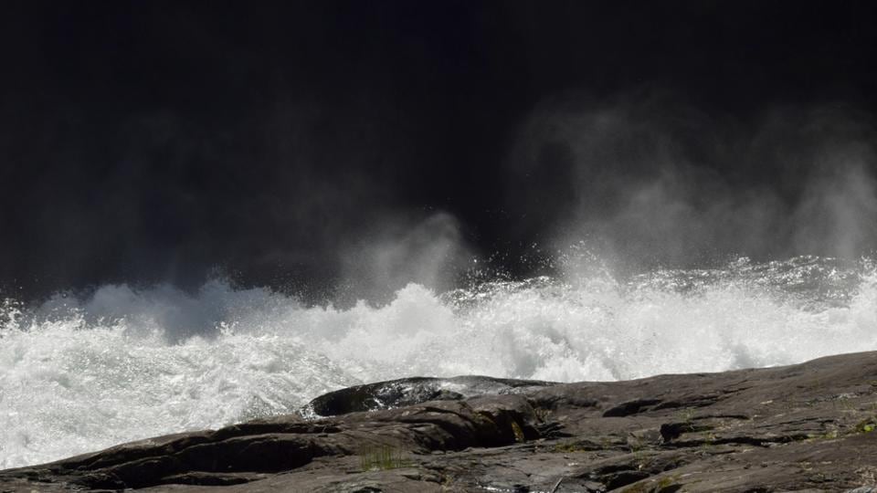 Indian engineer drowns after jumping off rocks at a waterfall in US ...