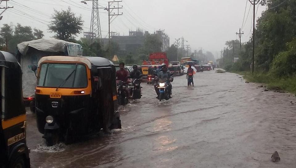 Heavy rainfall in Thane, Kalyan, Navi Mumbai; central line trains delayed | Mumbai news