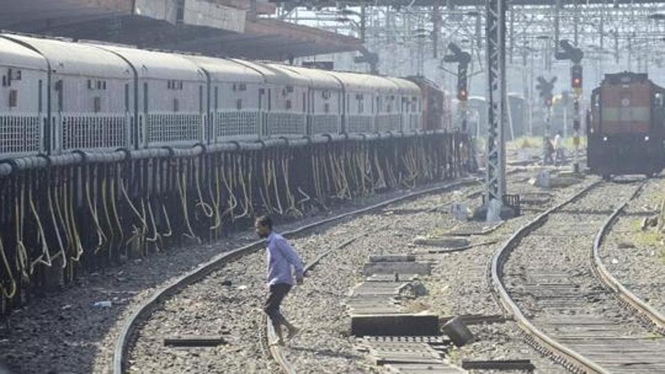 10 deaths on Pune railway tracks in nine days | Hindustan Times