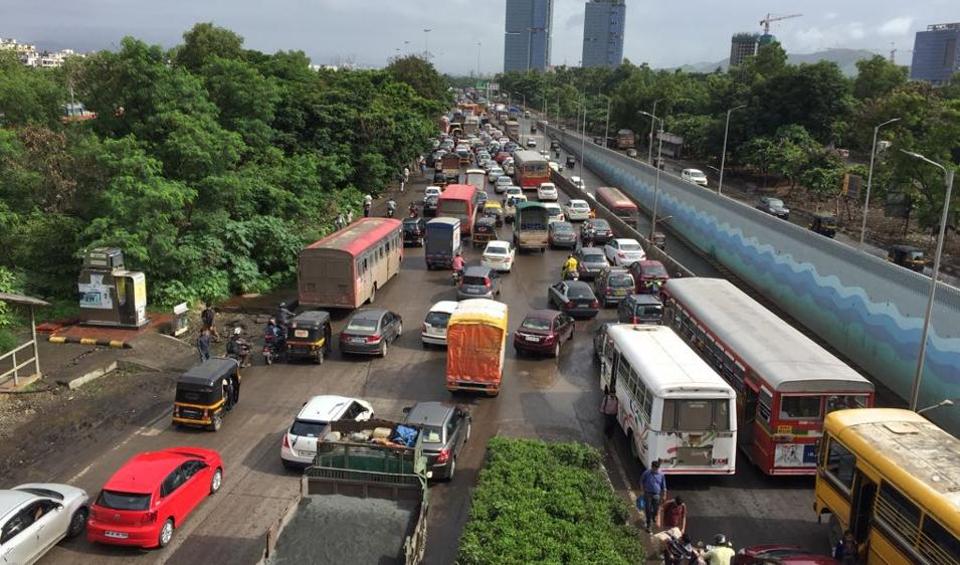 Trailer topples, leads to huge traffic jam on Thane-Belapur Road | Mumbai news