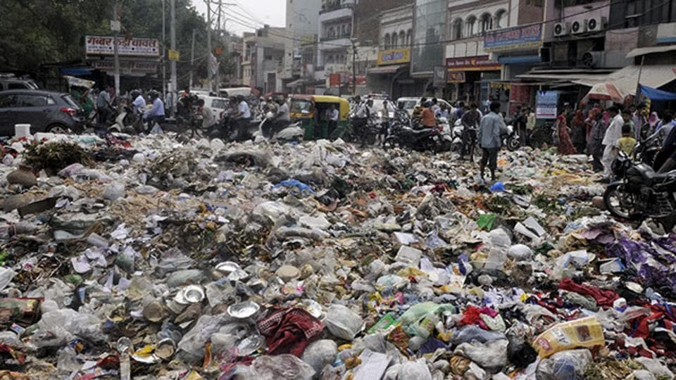 Residents livid over mounting waste in Gurugram’s Sector 15 | Hindustan Times